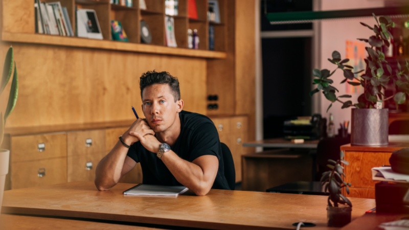 Pascal Engman er udråbt til sin generations største svenske krimitalent